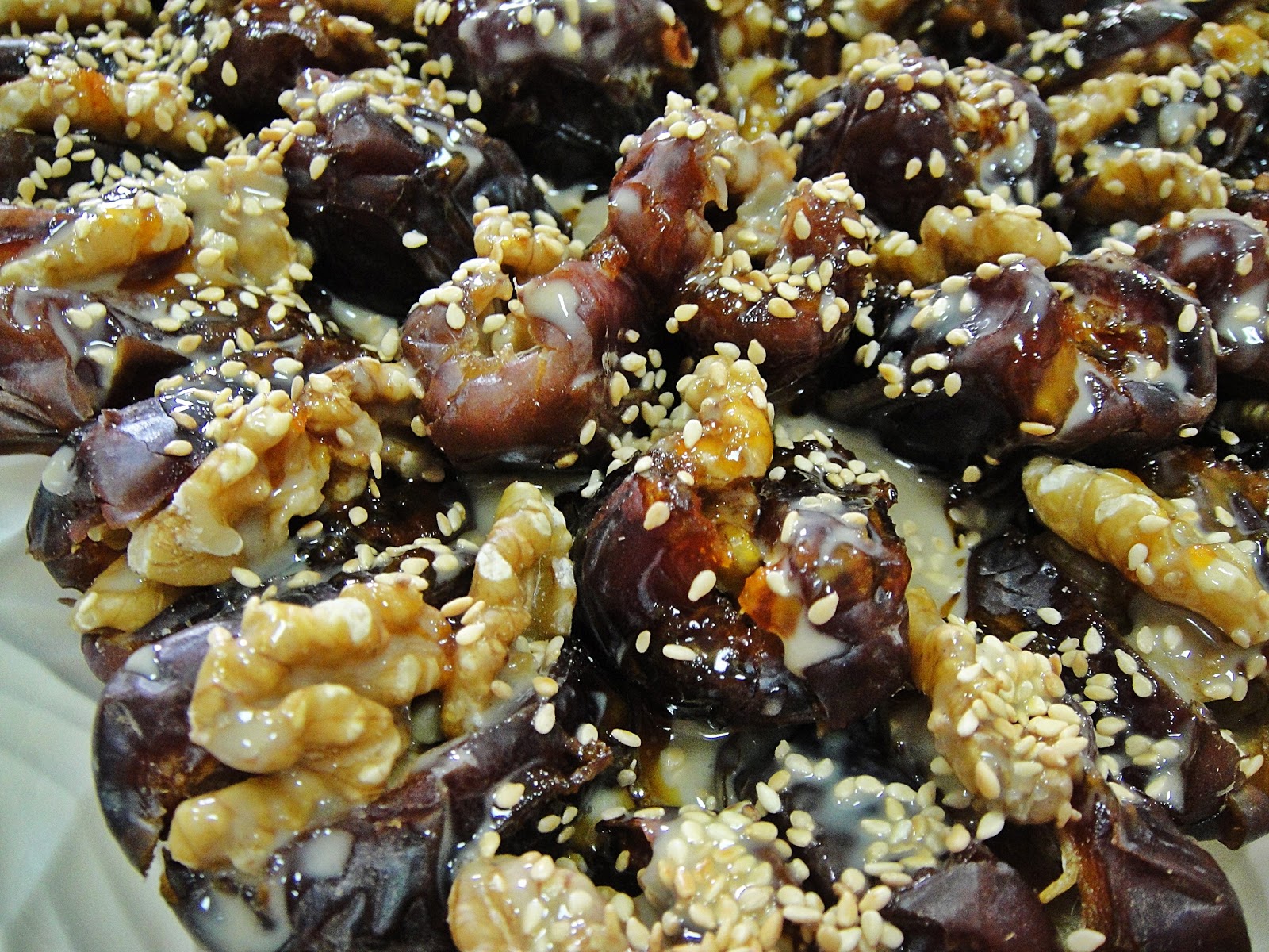 Maryam's Culinary Wonders: 913. Iraqi Breakfast Sticky Dates
