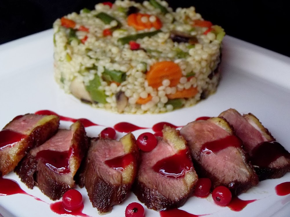 Piept de rata cu sos de coacaze si garnitura de cus-cus cu legume ...