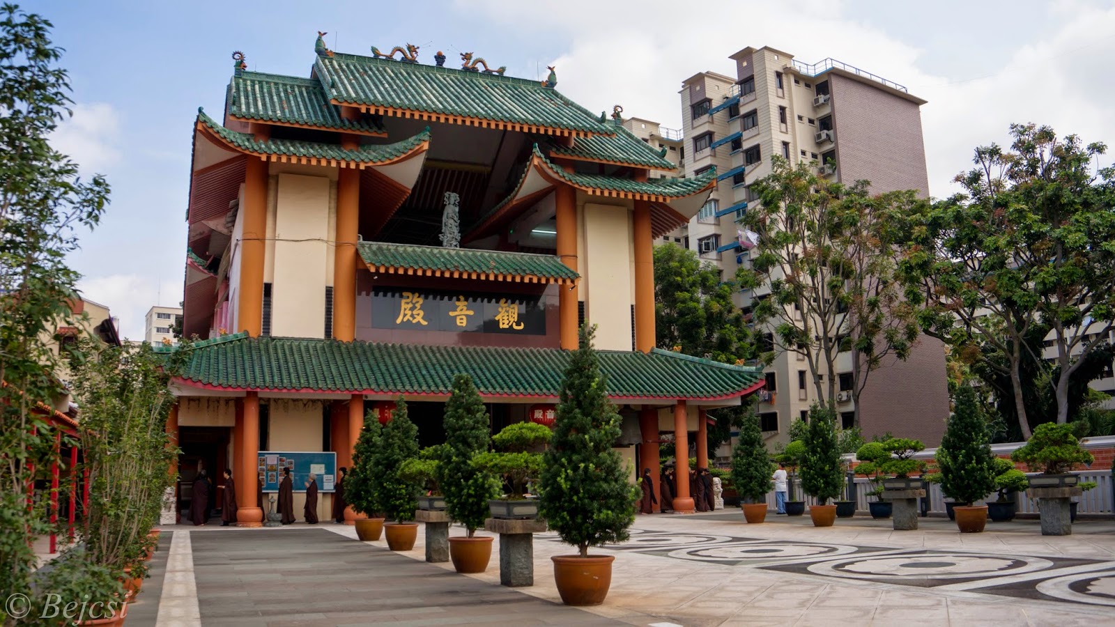 Temple Tour: Lian Shan Shuang Lin Monastery | Adventures of Bejcsi