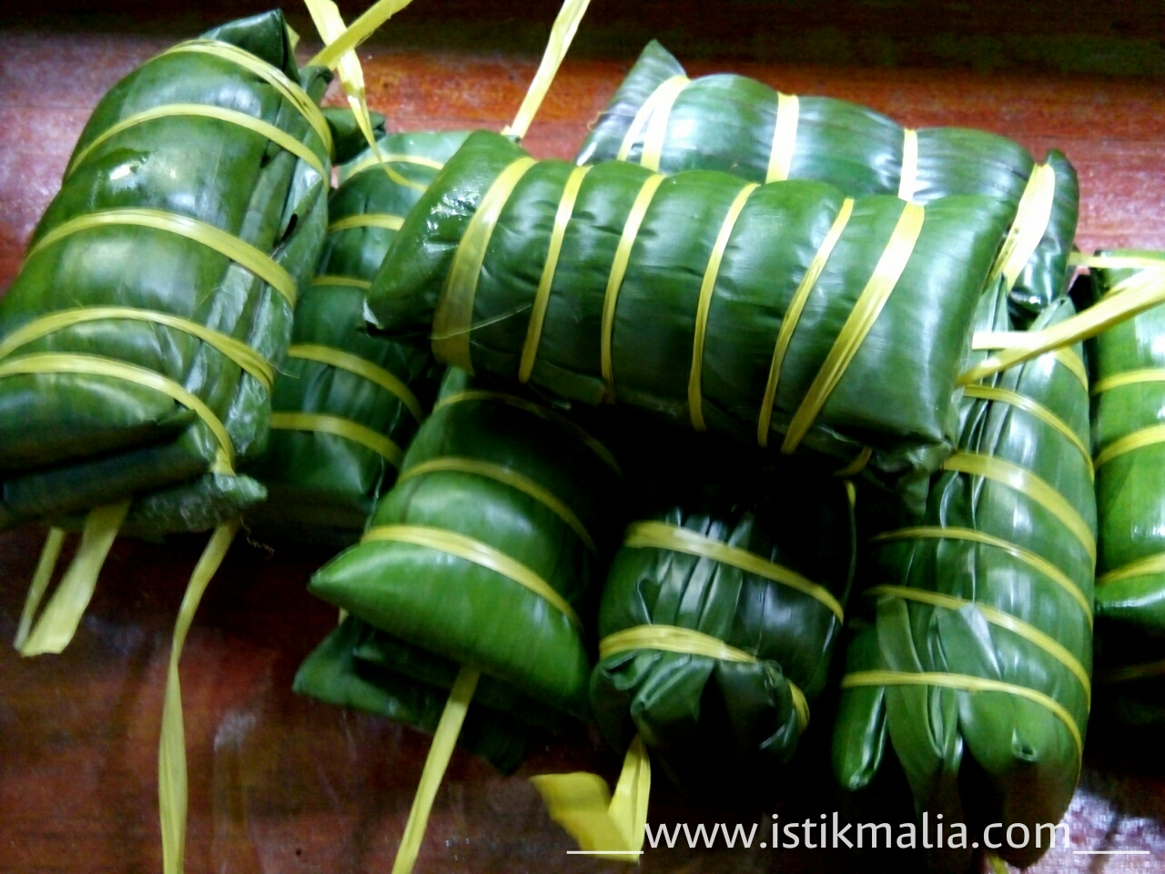 Impian Istikmalia: -210- Cara Membuat Buras, Kuliner Sulawesi yang Khas