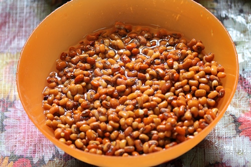 YUMMY TUMMY: Karamani Kuzhambu Recipe / Thatta Payir Kuzhambu Recipe ...