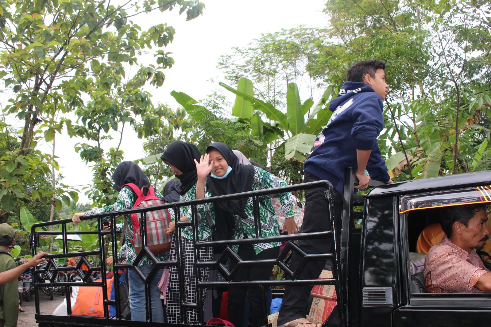 Berbagi Kasih di Desa Pamulihan Kecamatan Subang - SMP Negeri 1 ...