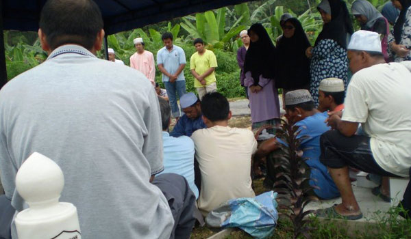 Keliru Selepas Mayat Di Kebumikan, Tok Imam Membaca Doa dan Balik ...