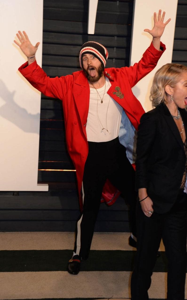 Jared Leto photobombs Kelly Ripa as he arrives at the 2017 Vanity Fair ...