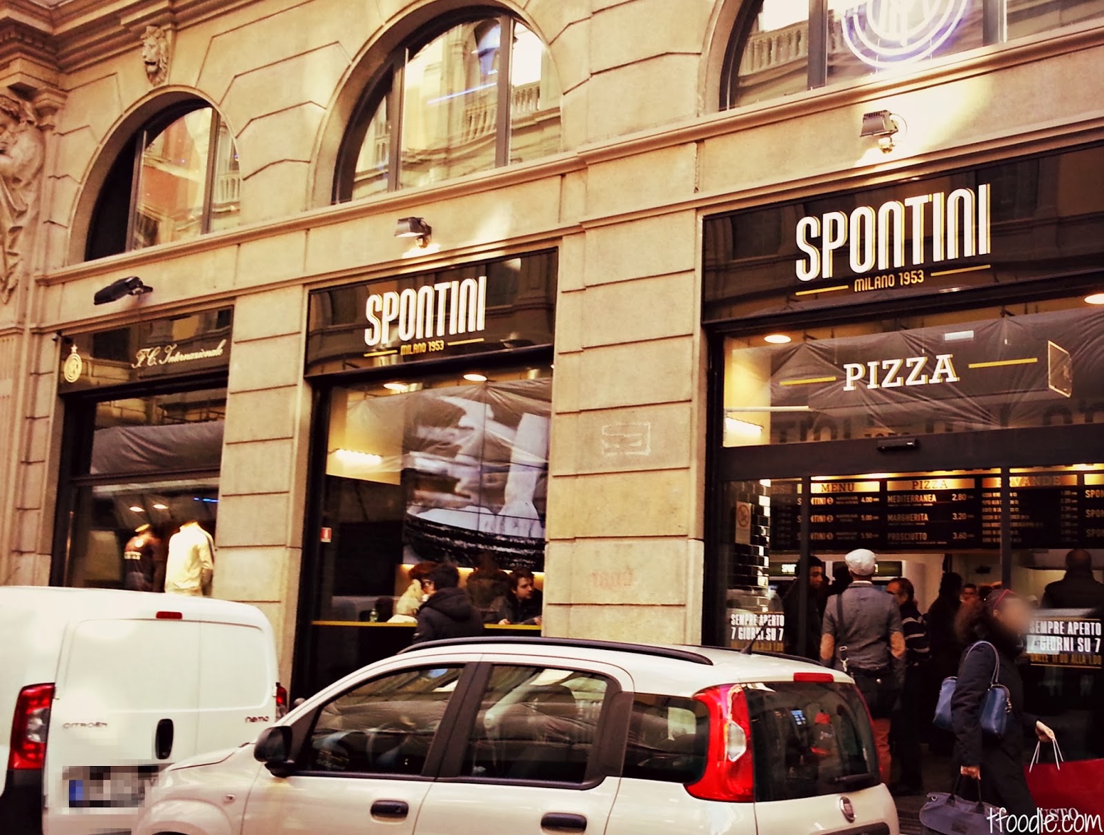 The traveling foodie: Duomo "food court", Milan