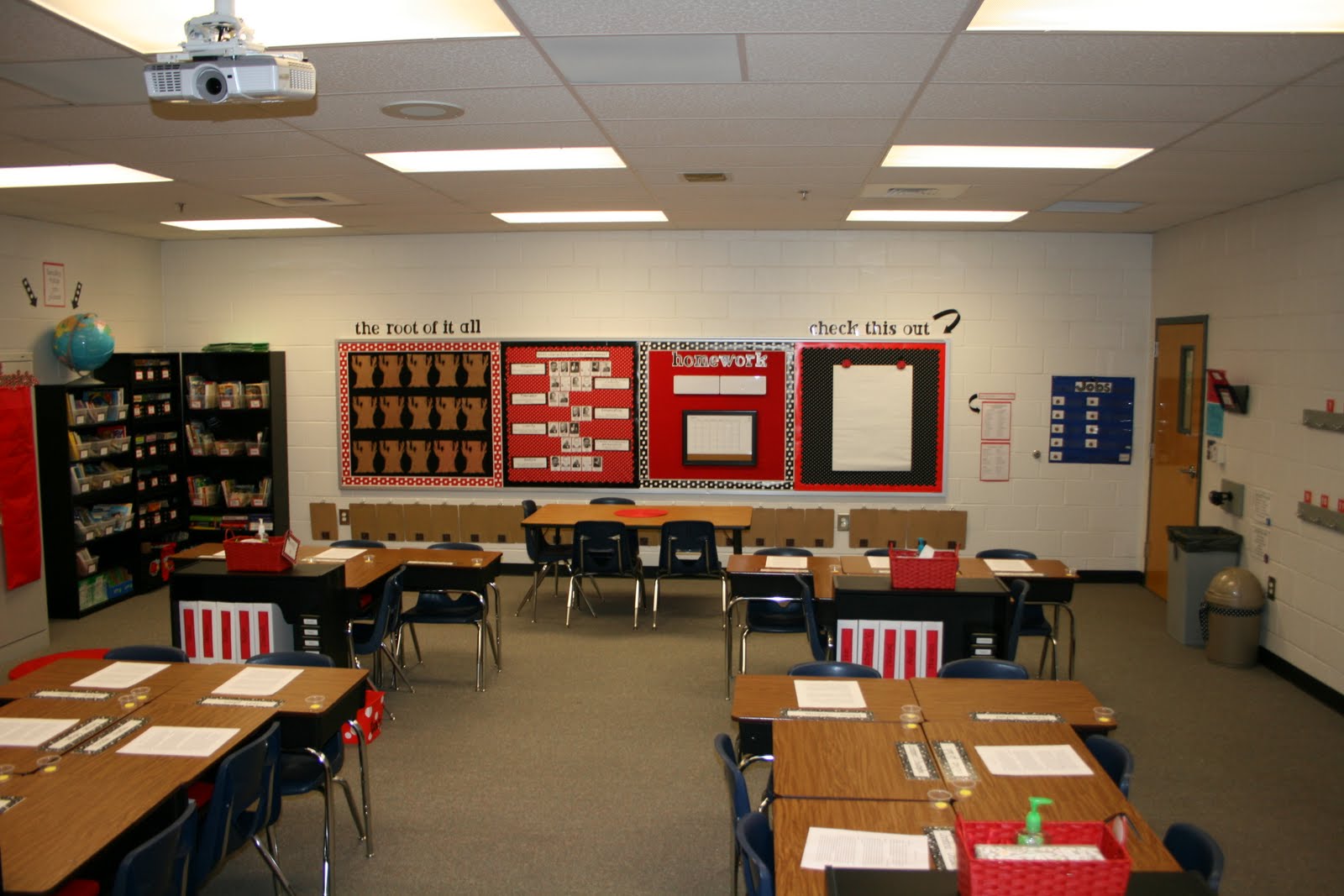 A peek into a beautiful classroom... - Queen of the First Grade Jungle