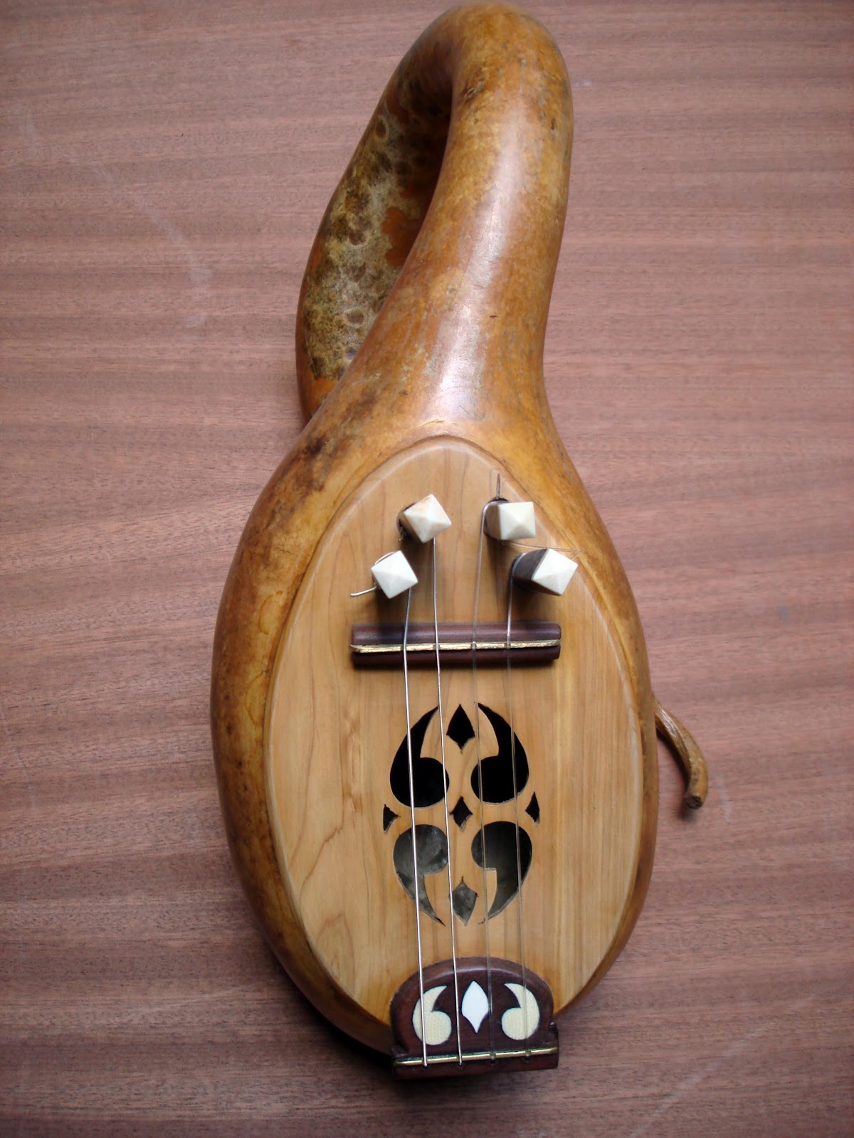 ARTESANÍA MUSICAL: Instrumento de calabaza