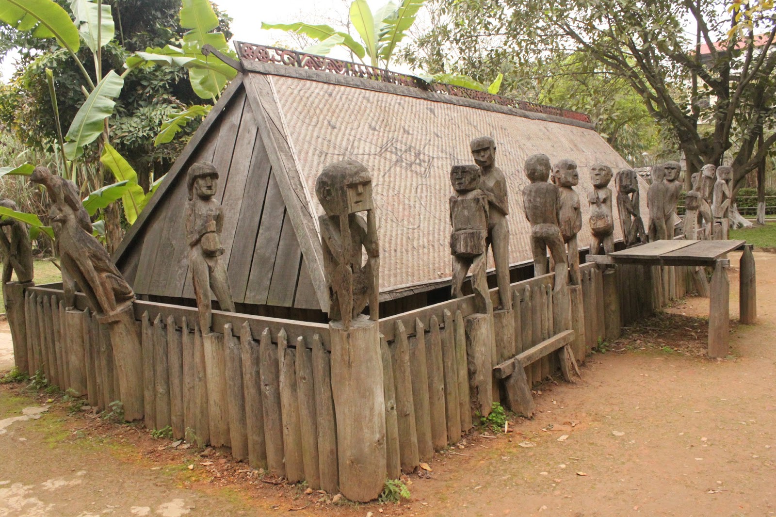 Tượng nhà mồ của người Tây Nguyên-Statue of tomb house of Montagnard ...