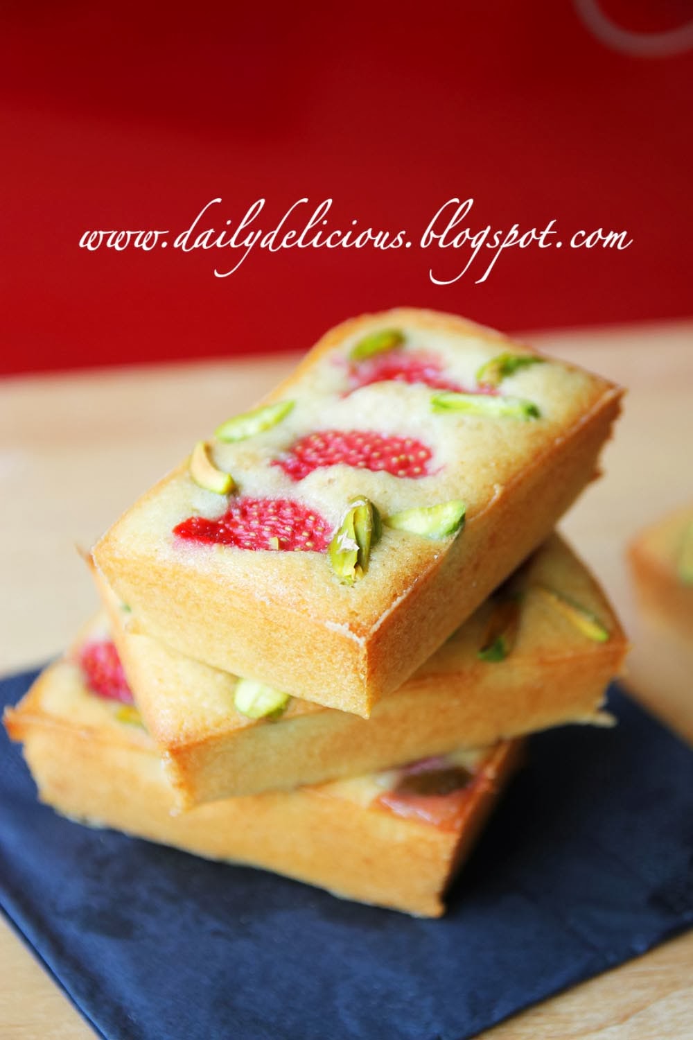 dailydelicious thai: Easy daily bake: Strawberry and pistachio Financier