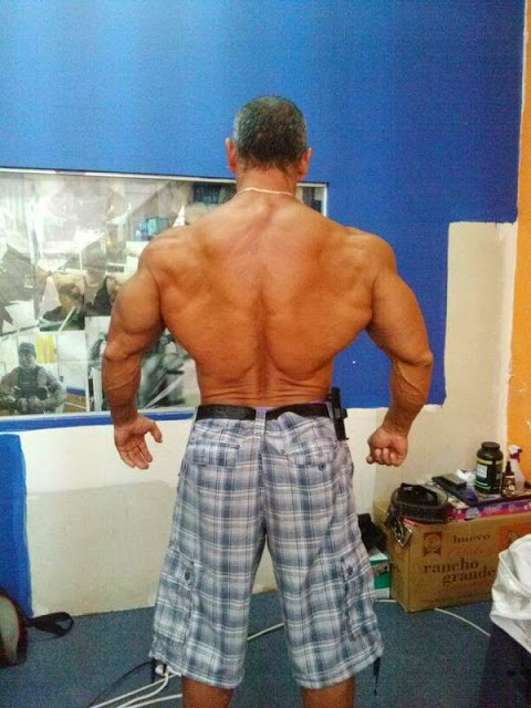 world bodybuilders pictures: maxican bodybuilder Leo Flores from past