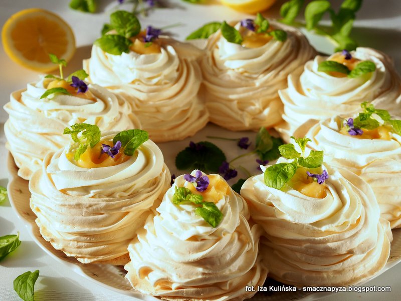 Bezowy wieniec z kremem śmietanowym i lemon curd | Smaczna Pyza