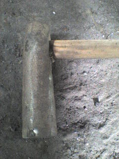 Pemukul besi dalam pande besi