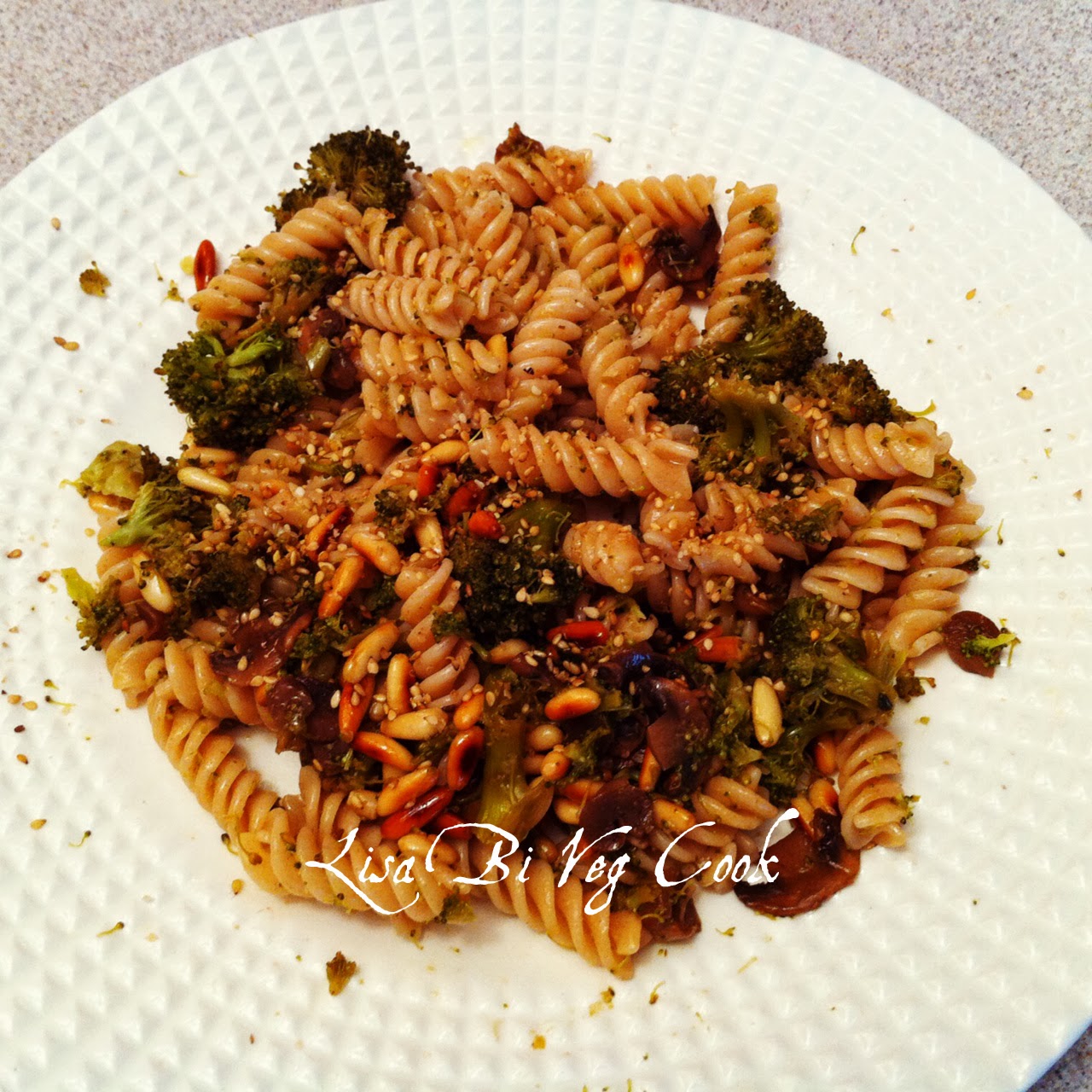 Lisa Bi Veg Cook: FUSILLI DI FARRO CON BROCCOLI, FUNGHI E PINOLI ...