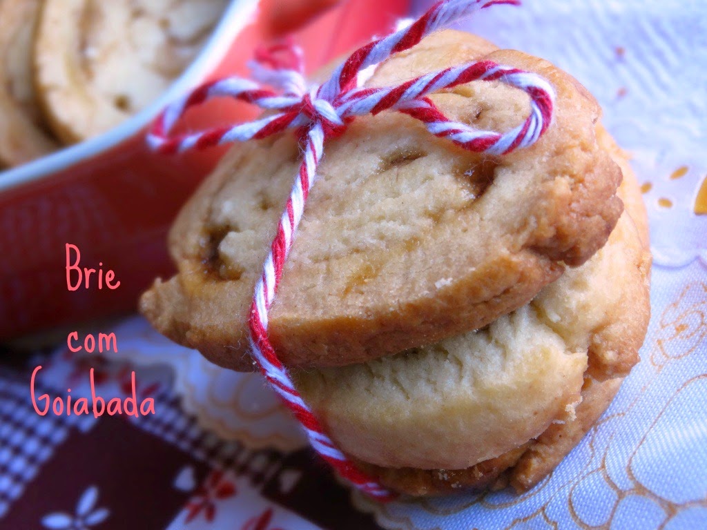 Brie com Goiabada: Biscoitinhos Amanteigados de Geleia