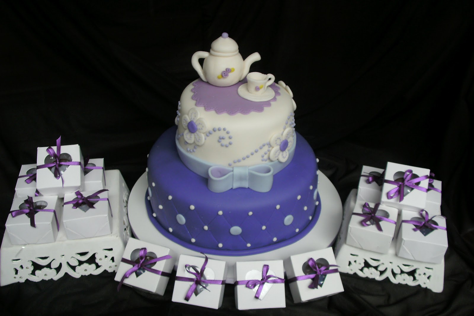 Make Cake Fabíola: Bolo Chá de Panela Lilás com Pão de Mel Embalado