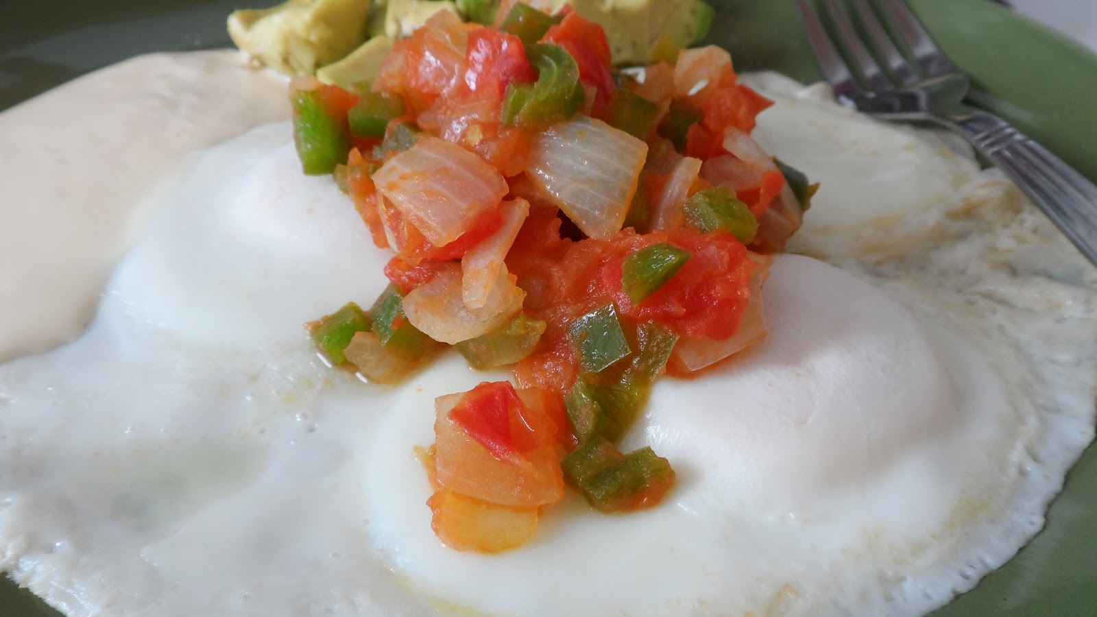 HUEVOS ESTRELLADOS CON TOMATADA | Disfrutemos Cocinando