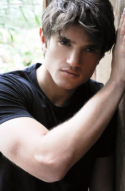 Série Sussurro – Hush, Hush: Drew Doyon "Patch Cipriano"