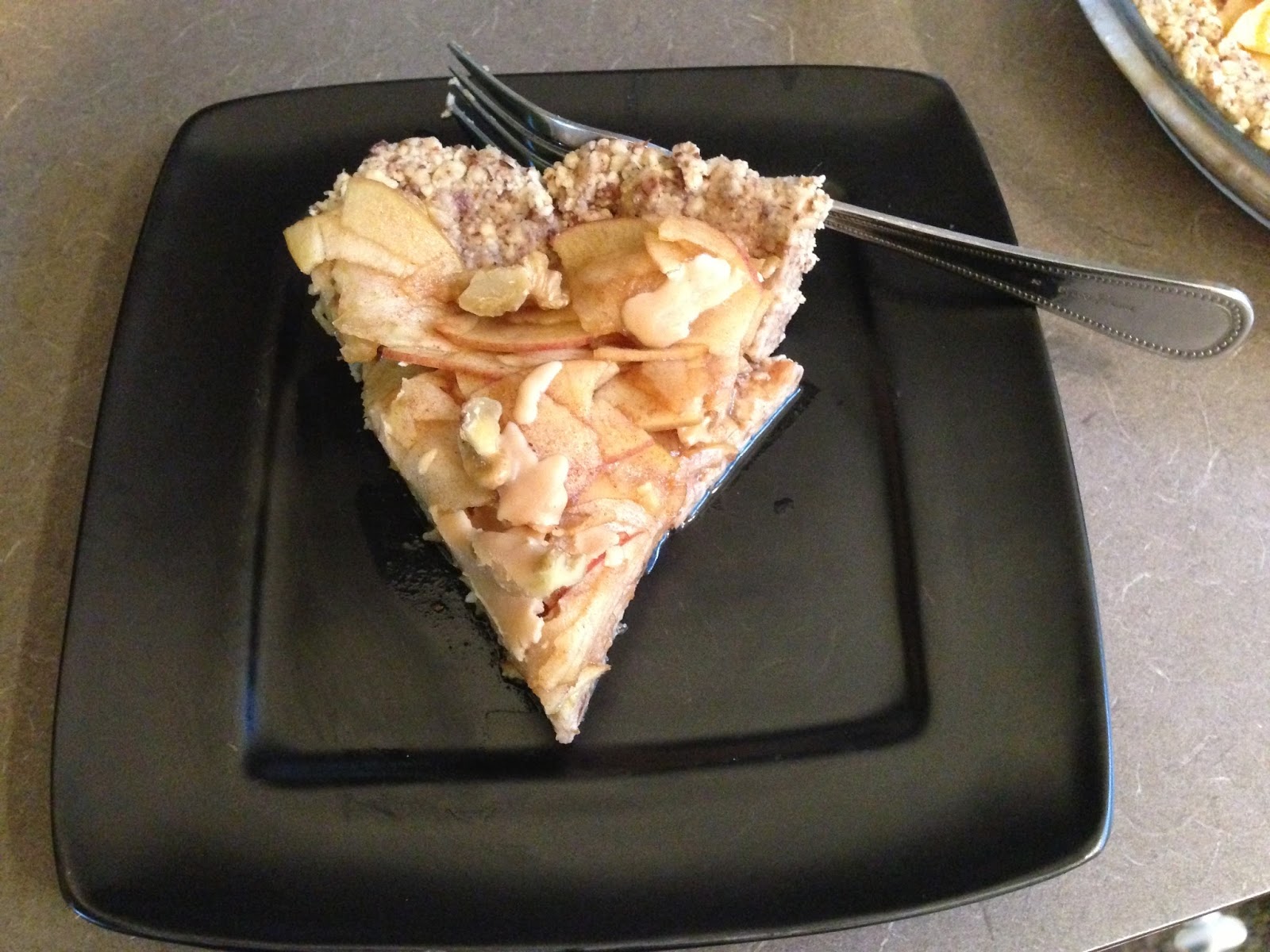 The Vegan Hucklebuck: Raw Apple Pie with a Almost Raw Caramel Sauce