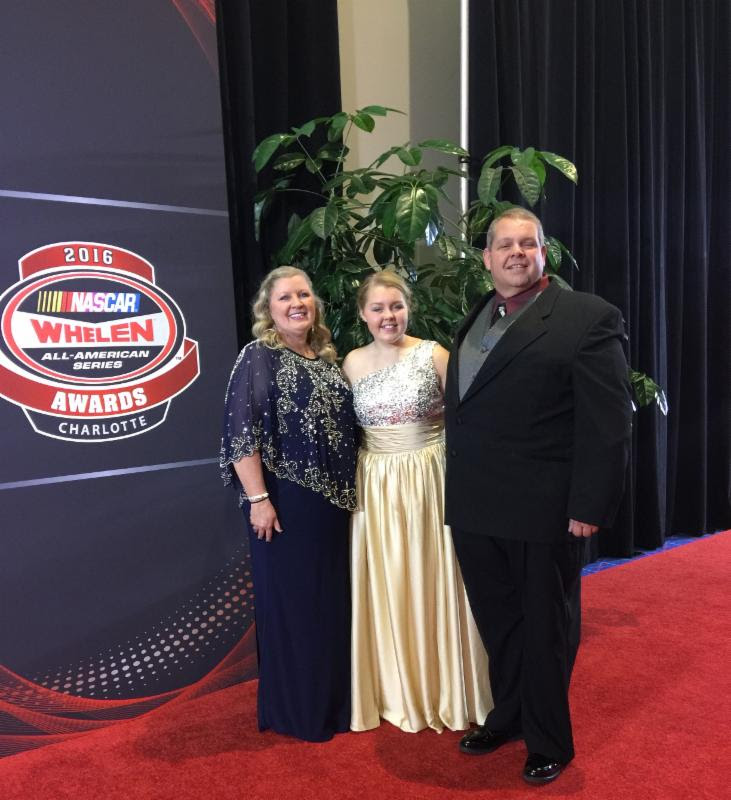 Mandy Chick honrada en su primer ceremonia de NASCAR.