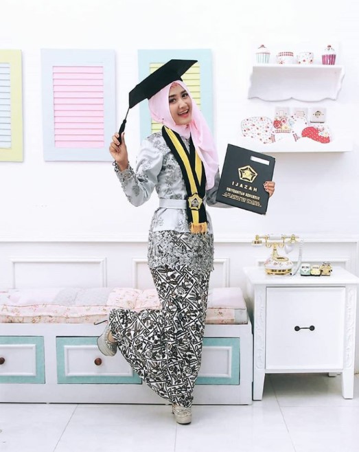 √ 42 Model Baju Wisuda yang Modern Kekinian Paling Elegan Terbaru ...