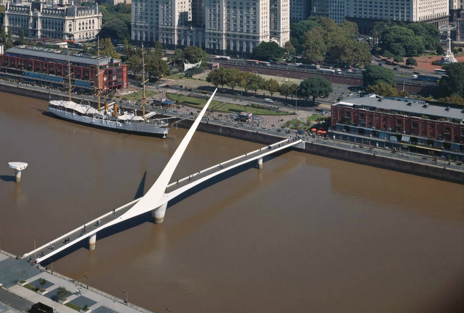 Just saw the Kiev Bridge Video and here is something similar : r/UFOs