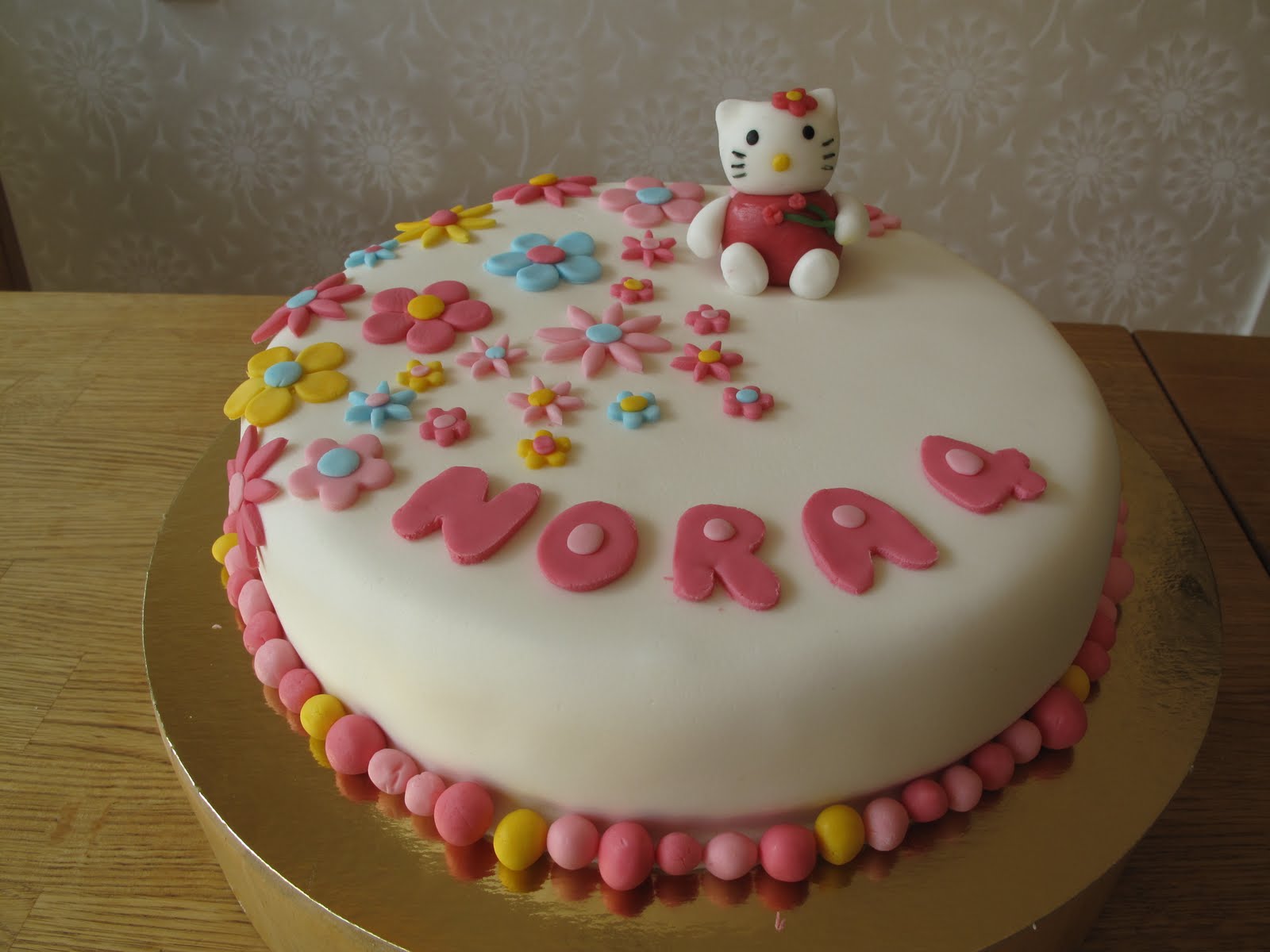 Liten Kaka Lycklig: Hello Kitty tårta till Nora 4 år!