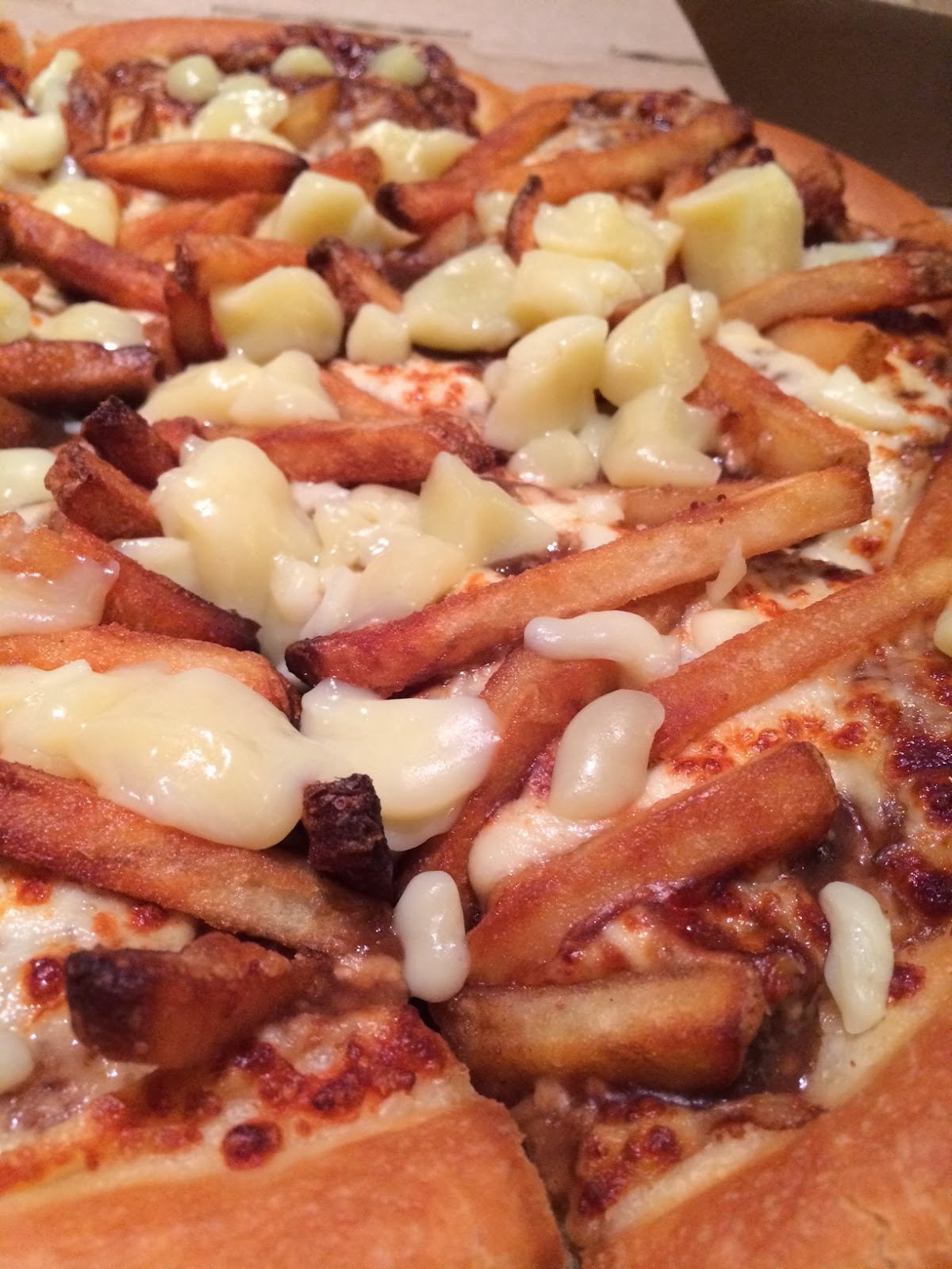 Poutine Pizza From Pizza Hut / ピザハットのプーティンピザ ~ I'm Made of Sugar ...