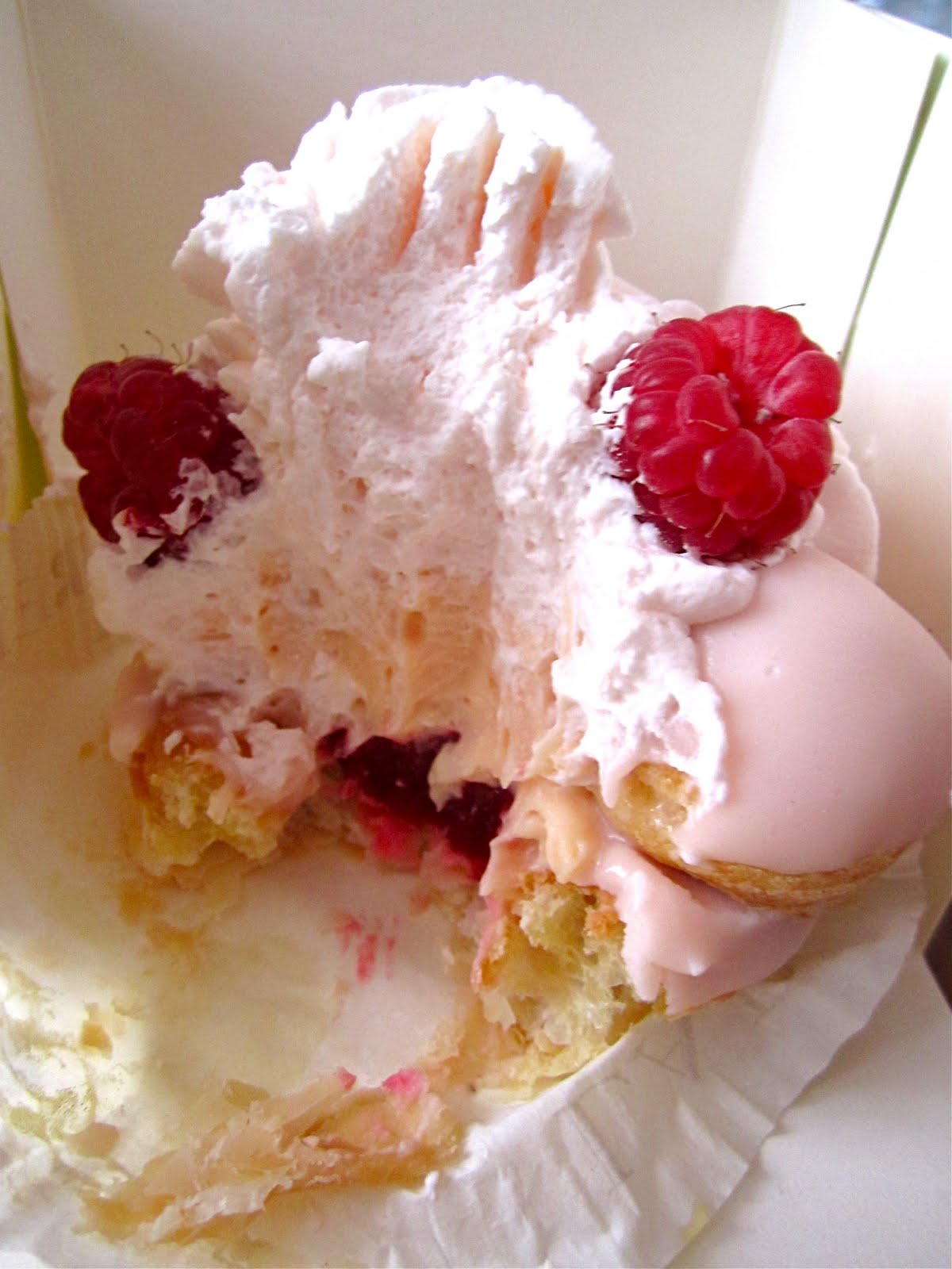 "je m'appelle elizabeth": Ladurée Pastry & OOTD