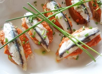 BOCARTES O BOQUERONES CON SALSA ROMESCU