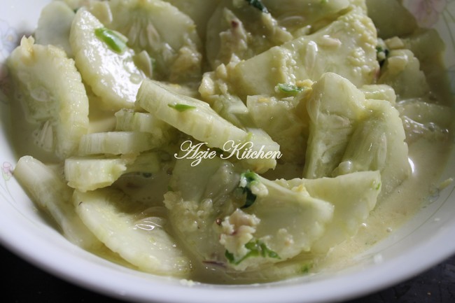 Kerabu Timun Dengan Daun Kemangi - Azie Kitchen
