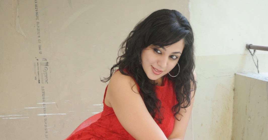 Saba Saudagar Hot photos in Red