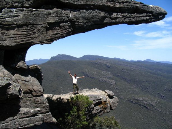 THE WORLD GEOGRAPHY: 10 Spectacular Overhanging Rocks