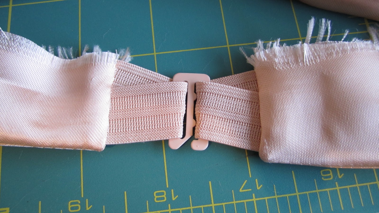 A Few Threads Loose: Ooh La La Pin-Up Sew-Along... Bra back closure.