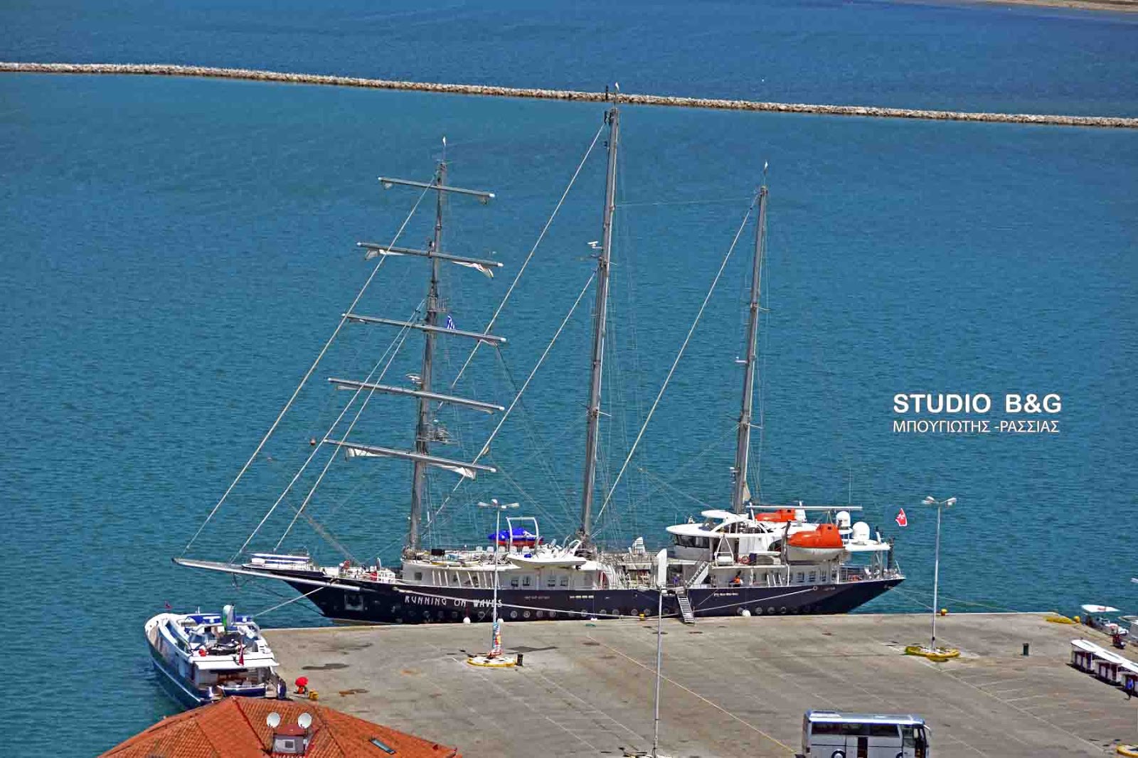 Φωτογραφία: ΤΟ ΤΡΙΚΑΤΑΡΤΟ ΙΣΤΙΟΦΟΡΟ "RUNNING ON WAVES» ΣΤΟ ΝΑΥΠΛΙΟ.