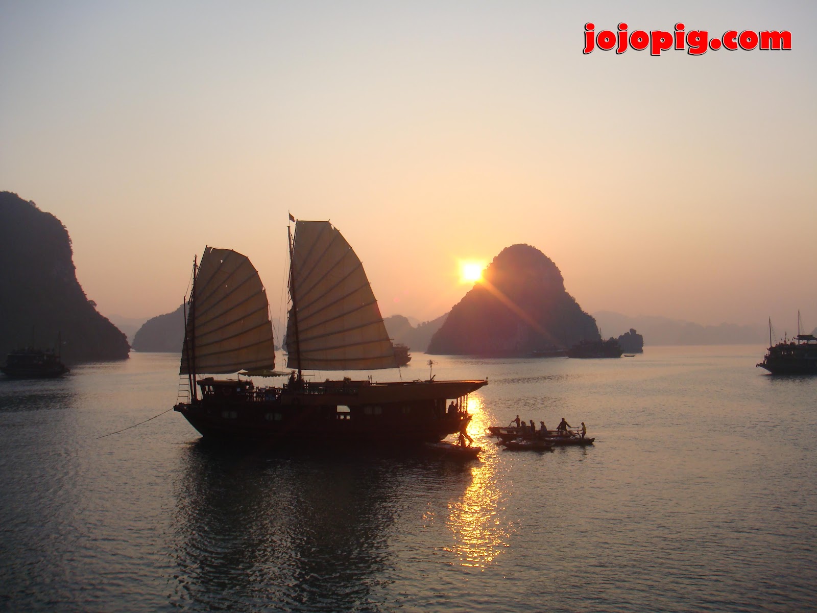 GLOBE IN THE BLOG: The Halong Bay, Tonkin Gulf, Vietnam