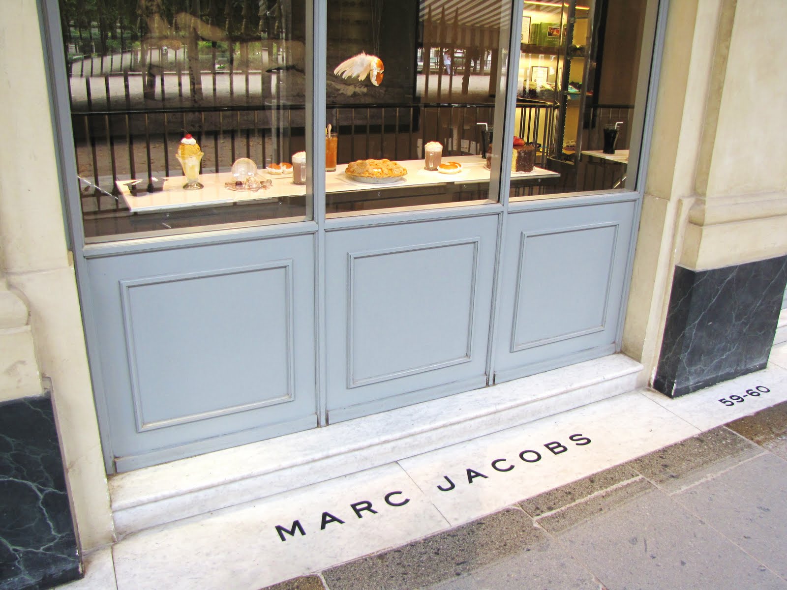 Pâtisserie Paris: Fashion Friday: Palais Royal Storefront Window Displays