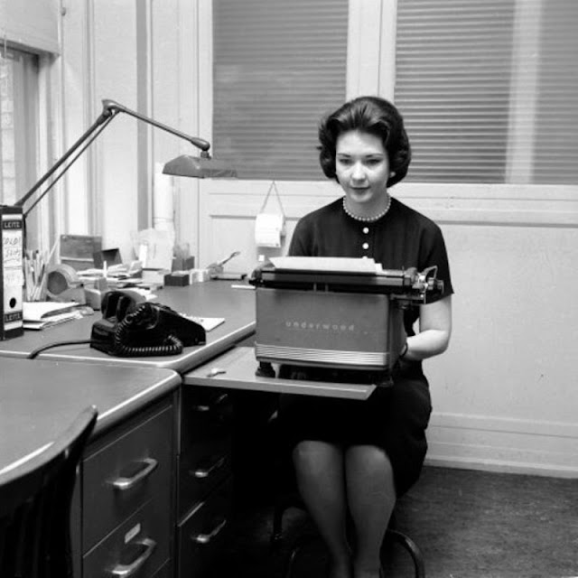 Before Computer: Here Is What People Worked With Their Typewriters in ...