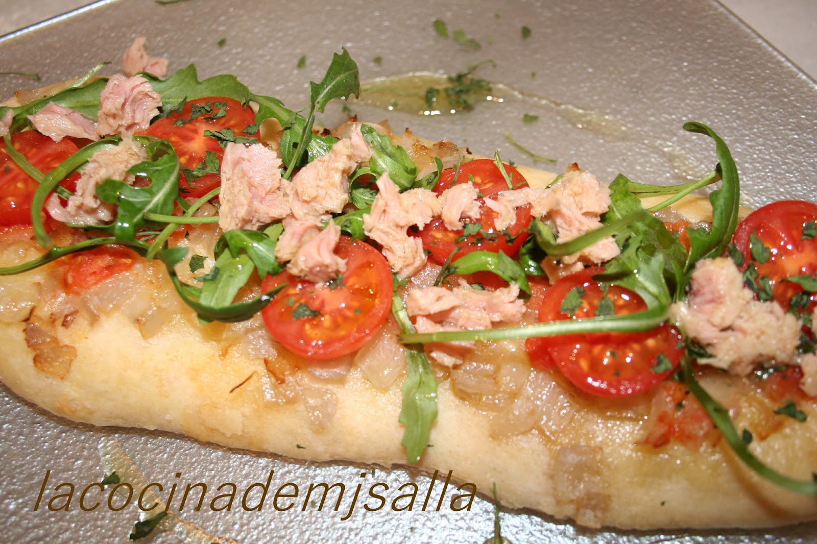 COCAS DE PAN DE ATÚN, RÚCULA Y TOMATE