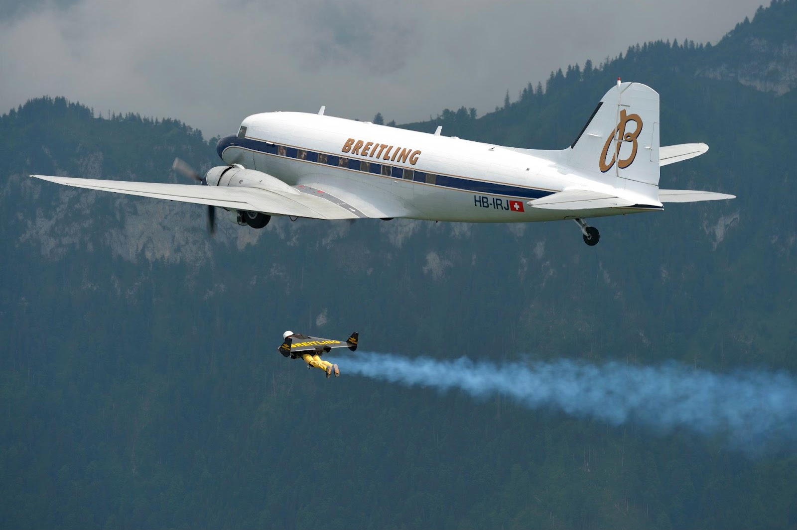 EL JETMAN Y EL DC-3 DE BREITLING VUELAN JUNTOS MANO A MANO