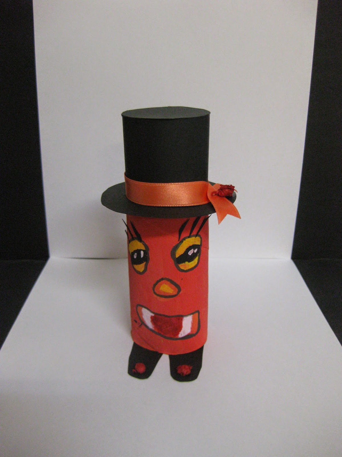 VALDEPLÁSTICA: MONSTRUOS DE CARTÓN