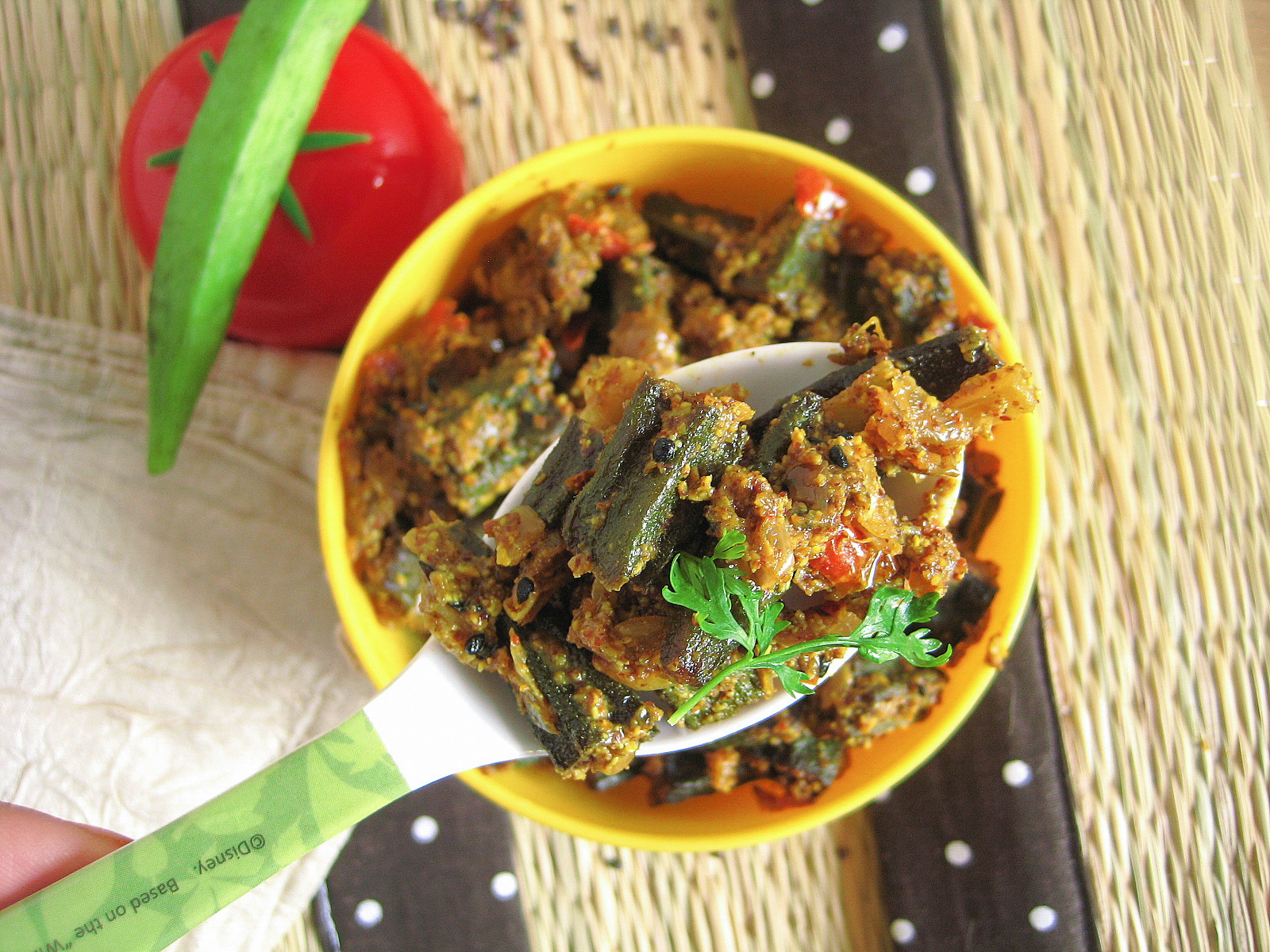madhuri's kitchen: bhindi curry / okra curry / ladies finger curry