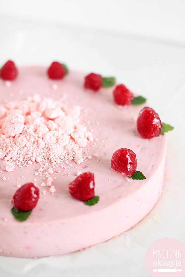 Magična oklagija: Beze torta sa malinama