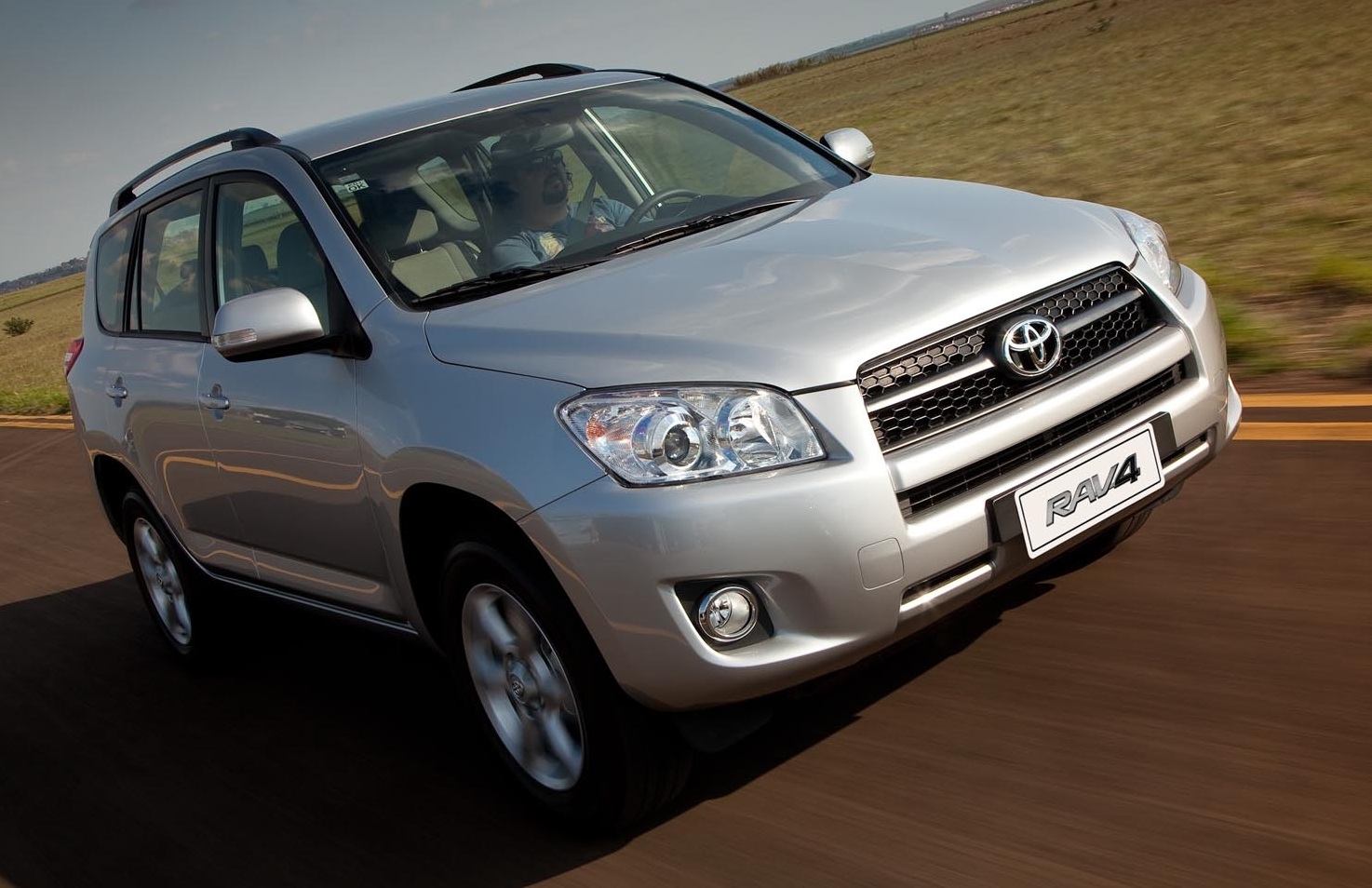 Novo Toyota RAV4 começa a ser vendido no Brasil