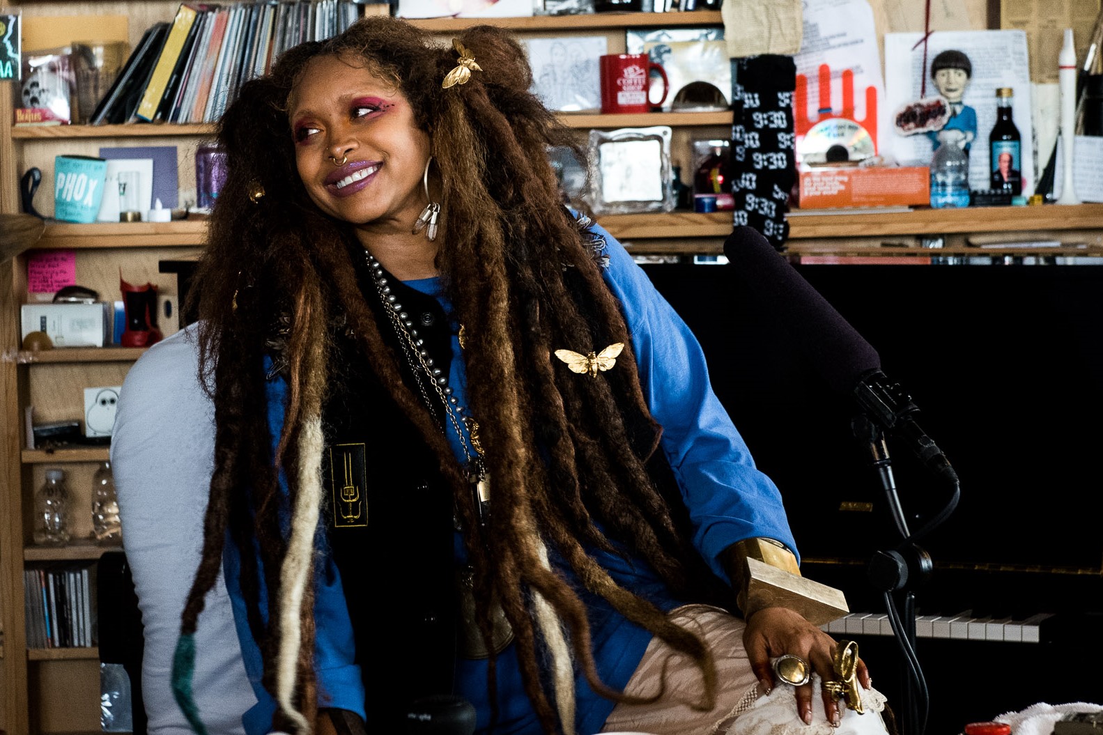 Assista a performance inigualável de Erykah Badu na “Tiny Desk” da NPR ...