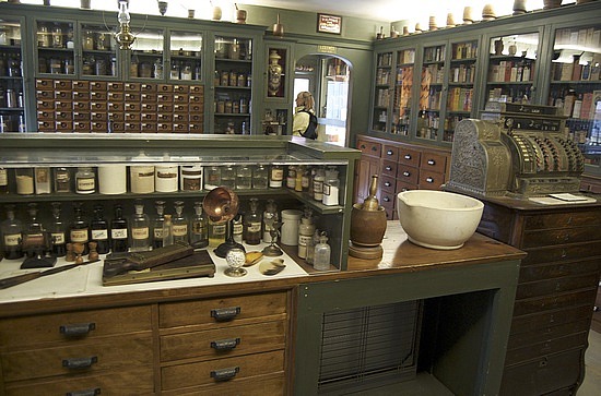 Pharmacy Indonesia: Sejarah Istilah Apoteker