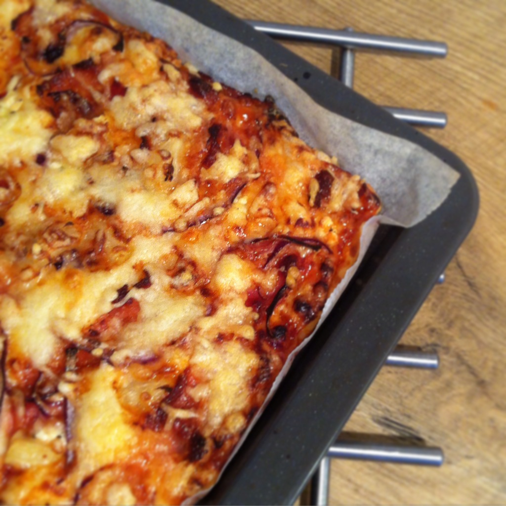 Kylpyankan koti: Pellillinen pizzaa (pekoni-bbq ja jauheliha-pepperoni)