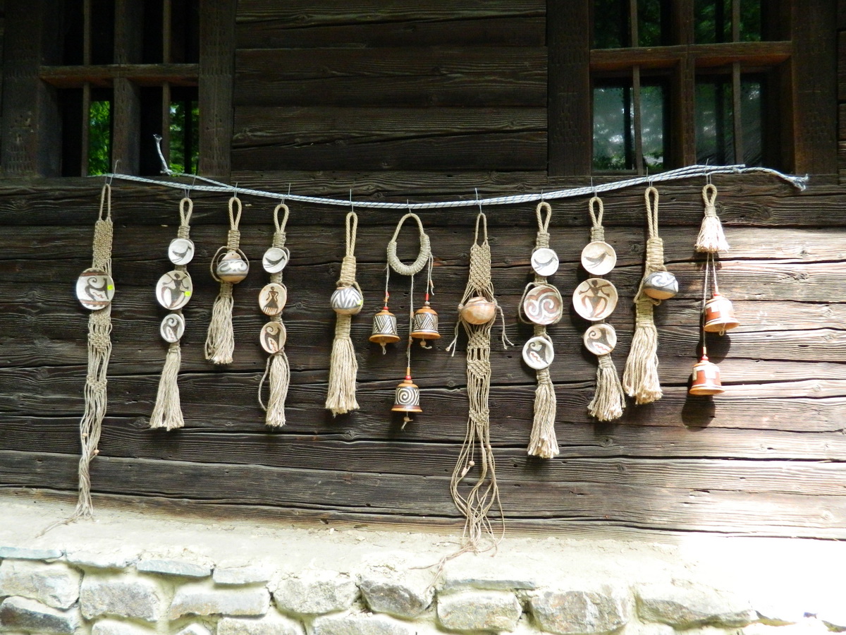 LA MULTI ANI, ROMANIA!: Diverse obiecte de artizanat comercializate la ...