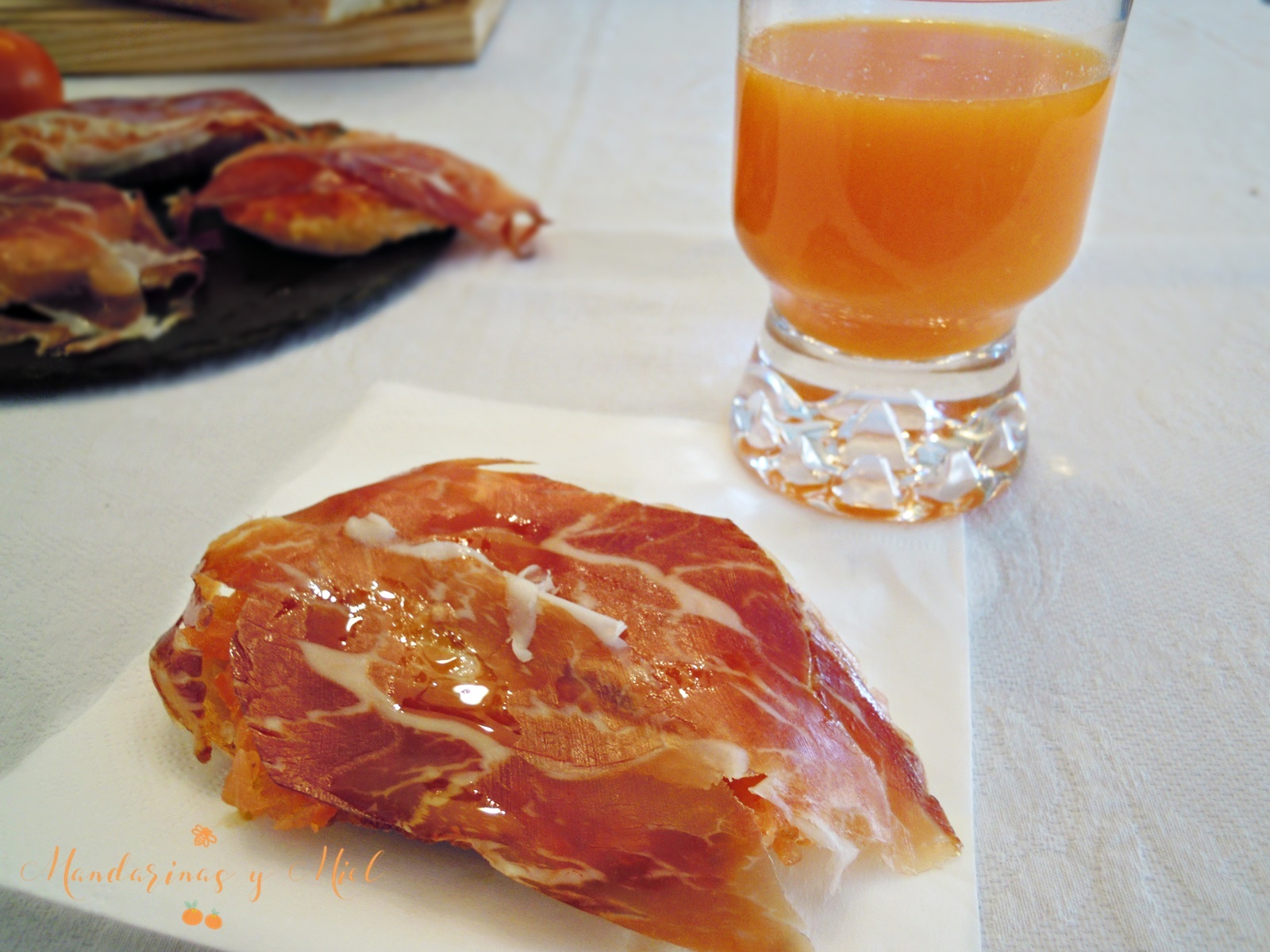 Tosta de jamón ibérico con tomate y ajo | Mandarinas y miel