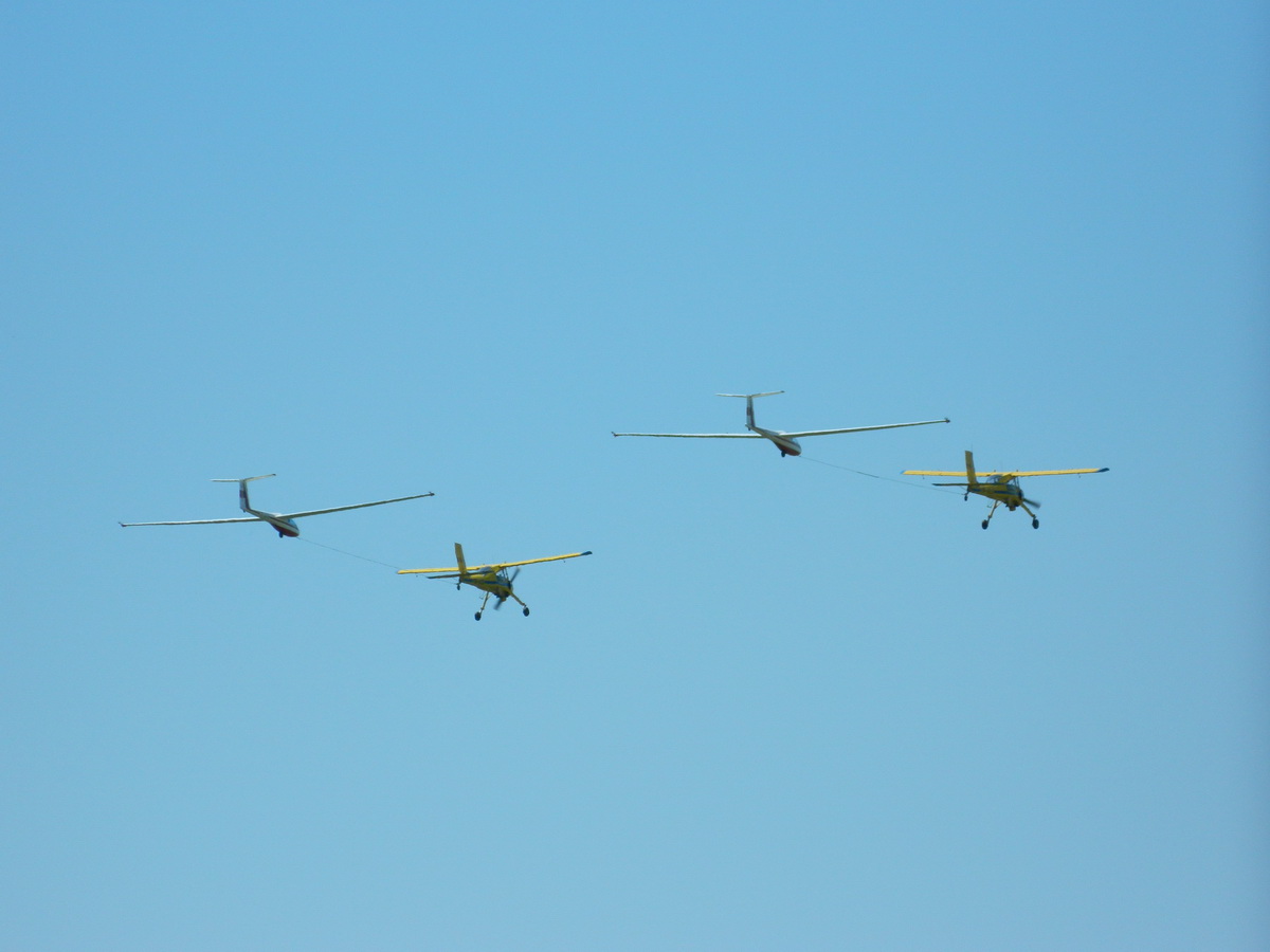 LA MULTI ANI, ROMANIA!: Planoare tractate in aer