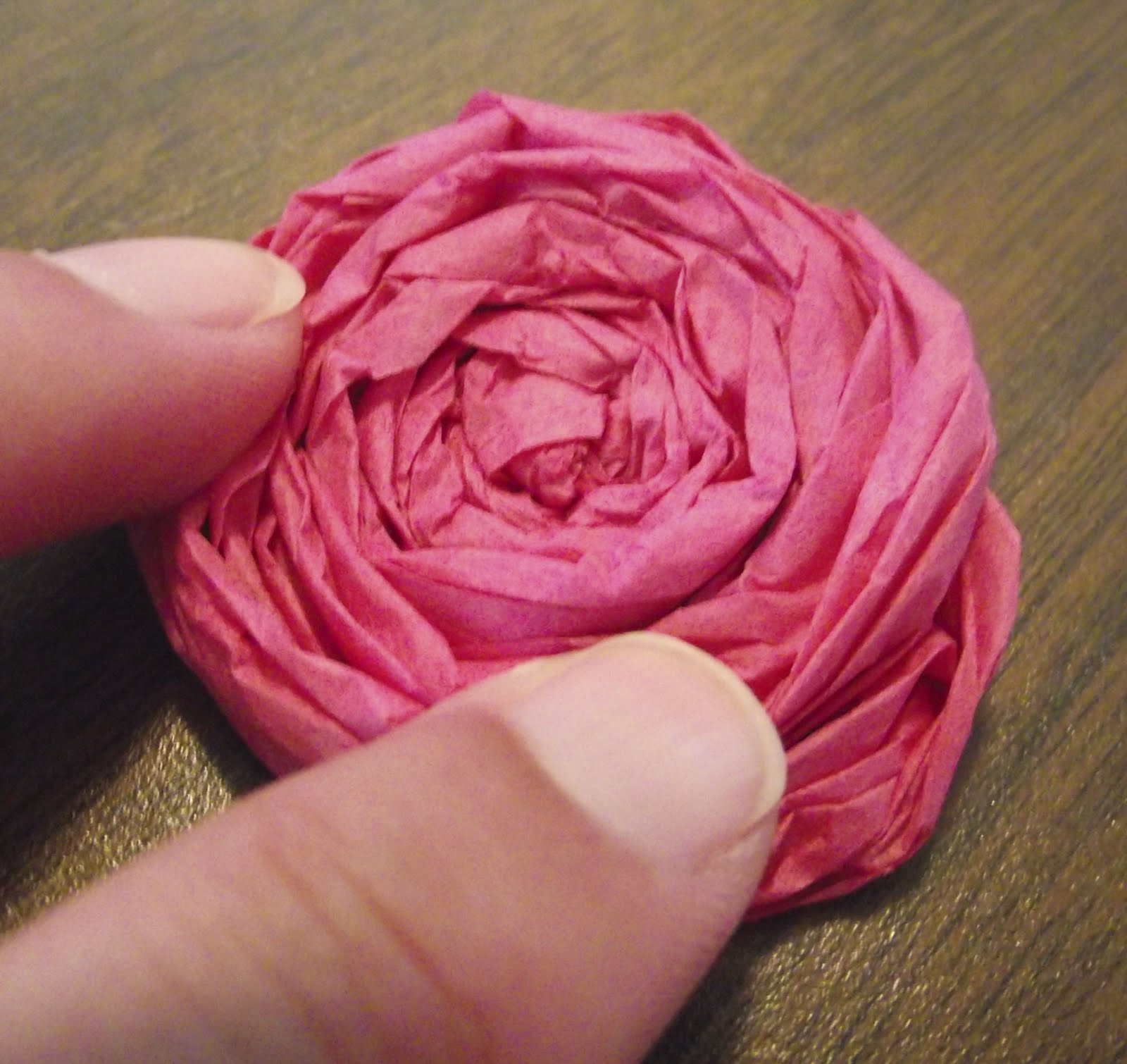 Sara vs. Sarah: Tutorial: Tissue Paper Rosette Wreath
